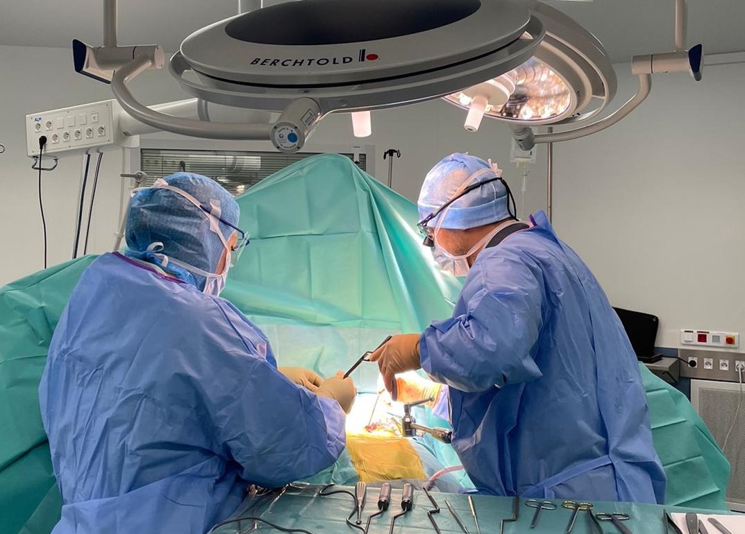 L'équipe de chirurgie mini-invasive du rachis s'étoffe - Clinique de la Cote d’Emeraude - Saint-Malo